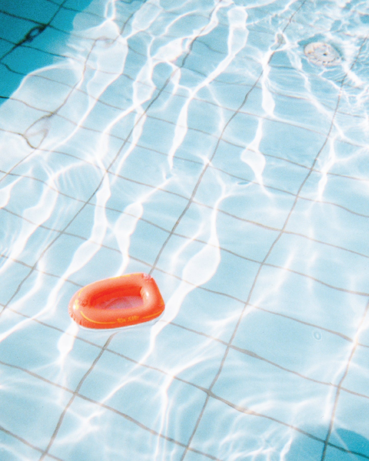 Orange plastbåt Print – Cay Collective