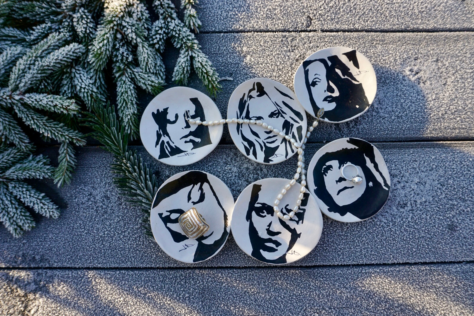 Black and white ceramic plate - Kate Moss ”Eye” – Cay Collective